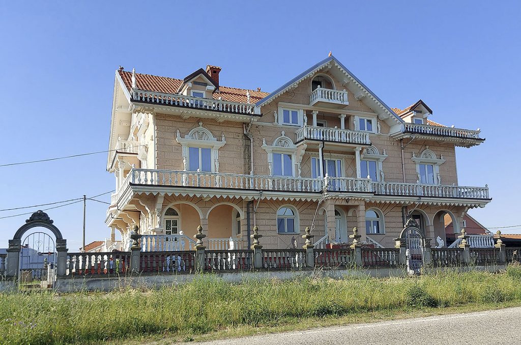 Lepota kuća pored kojih prolazimo - Vreme