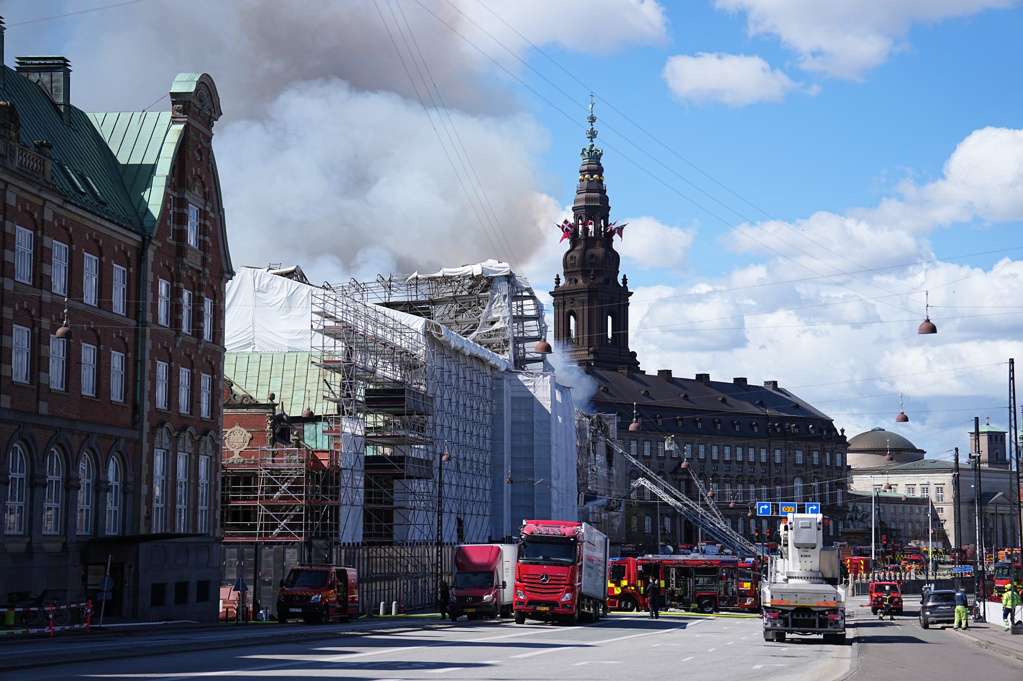 Fire in Copenhagen, the old building of the Danish Stock Exchange burns ...