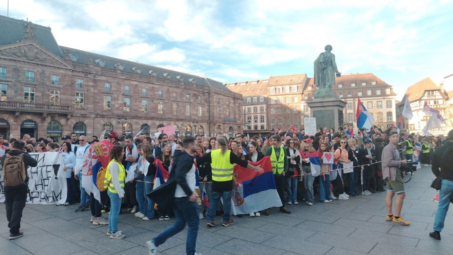 Svečano dočekani studenti biciklisti na glavnom trgu u Strazburu - Vreme