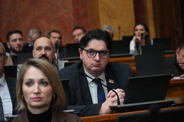 U Skupštini Srbije usvojeni „Mrdićevi zakoni" - Vreme